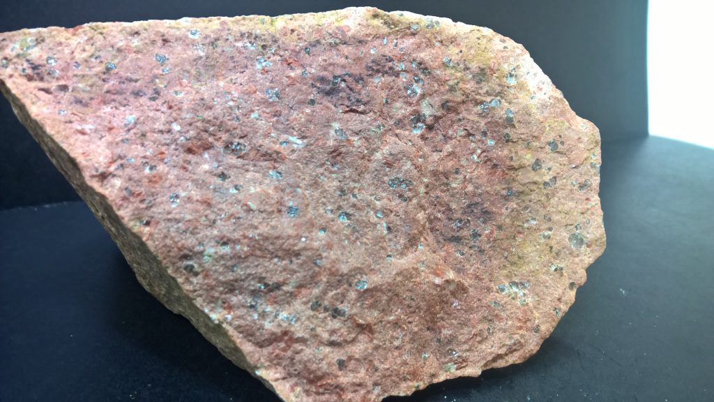 Riolito com borda de alteração